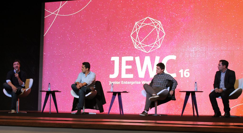 Há um ano acontecia na cidade de Florianópolis o Junior Enterprise ...